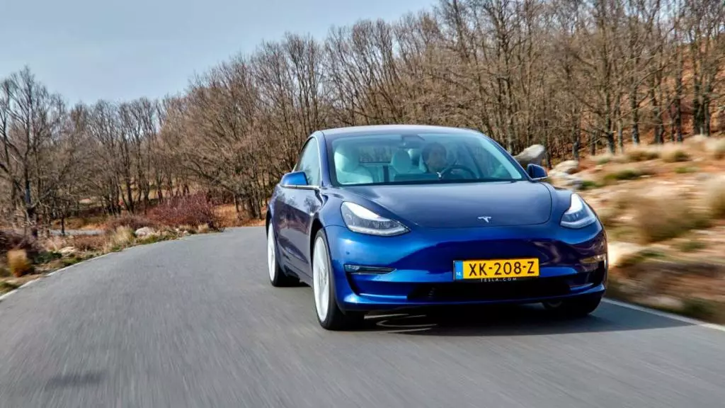 Tesla Model 3 iraileko salmenten liderra da Europan