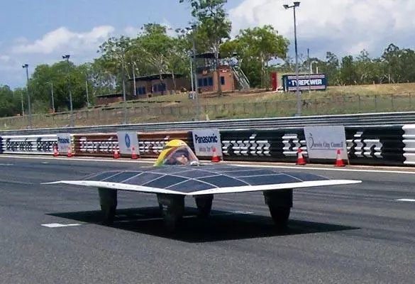 carro solar de três quartos