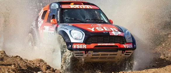 Mini Countryman WRC tiga empat hadapan