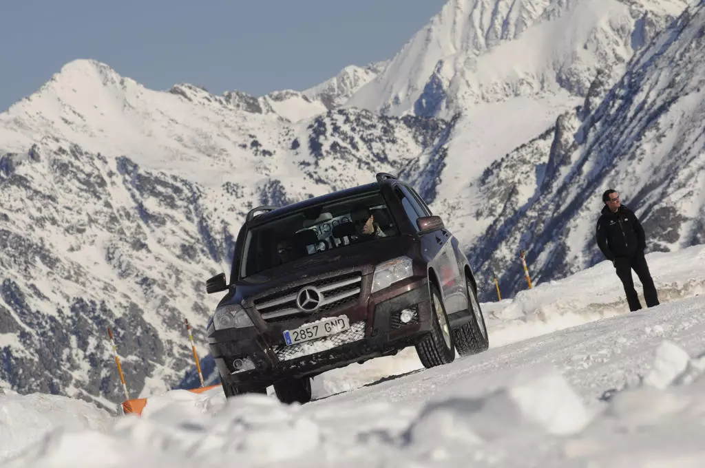 Mercedes teaches you how to drive on ice and snow for free 37545_1