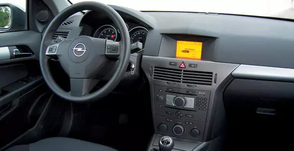 Opel Astra 1.7 CDTI Cosmo ინტერიერი