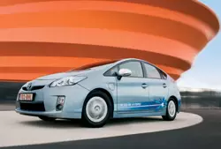 Toyota Prius EV (elektromotoro helpas benzinon)