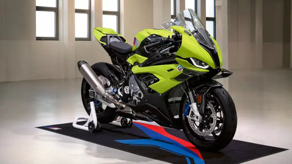 BMW M 1000 RR 50. Yıl Dönümü M: en uç modeli için özel dekorasyon