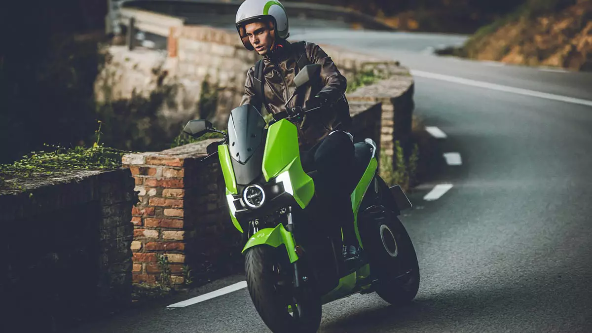 Video: Silence S01, bêste elektryske scooter neffens ADAC