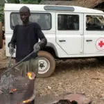 „Land Rover“ su Raudonuoju kryžiumi ir Raudonuoju pusmėnuliu