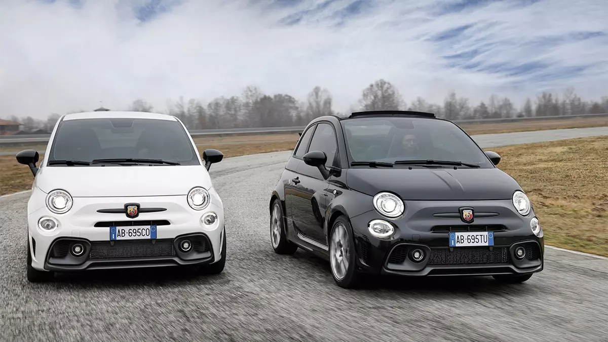 Déantar raon Abarth 595 a nuashonrú le roghanna trealaimh nua don roicéad póca Iodáilis