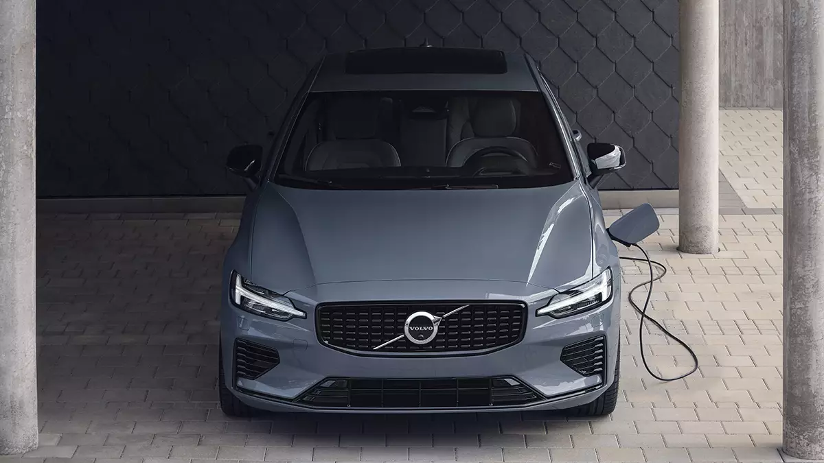 2022 Volvo S60 - Kosmetiska uppgraderingar, Miller Cycle-motorer och byte av växellåda!