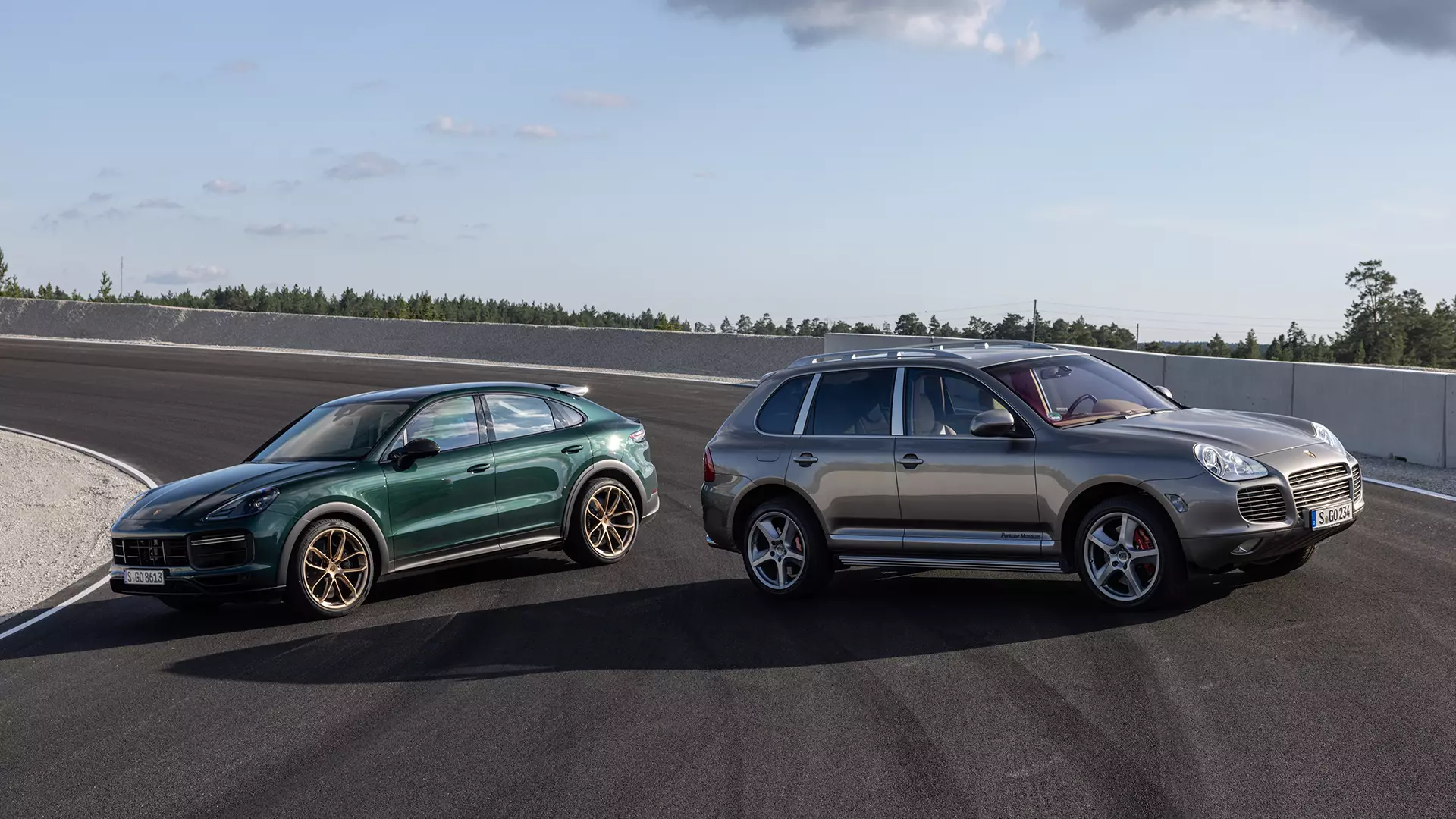 Porsche Cayenne: புகழ்பெற்ற ஜெர்மன் ஸ்போர்ட்ஸ் SUV அதன் 20வது ஆண்டு நிறைவைக் கொண்டாடுகிறது