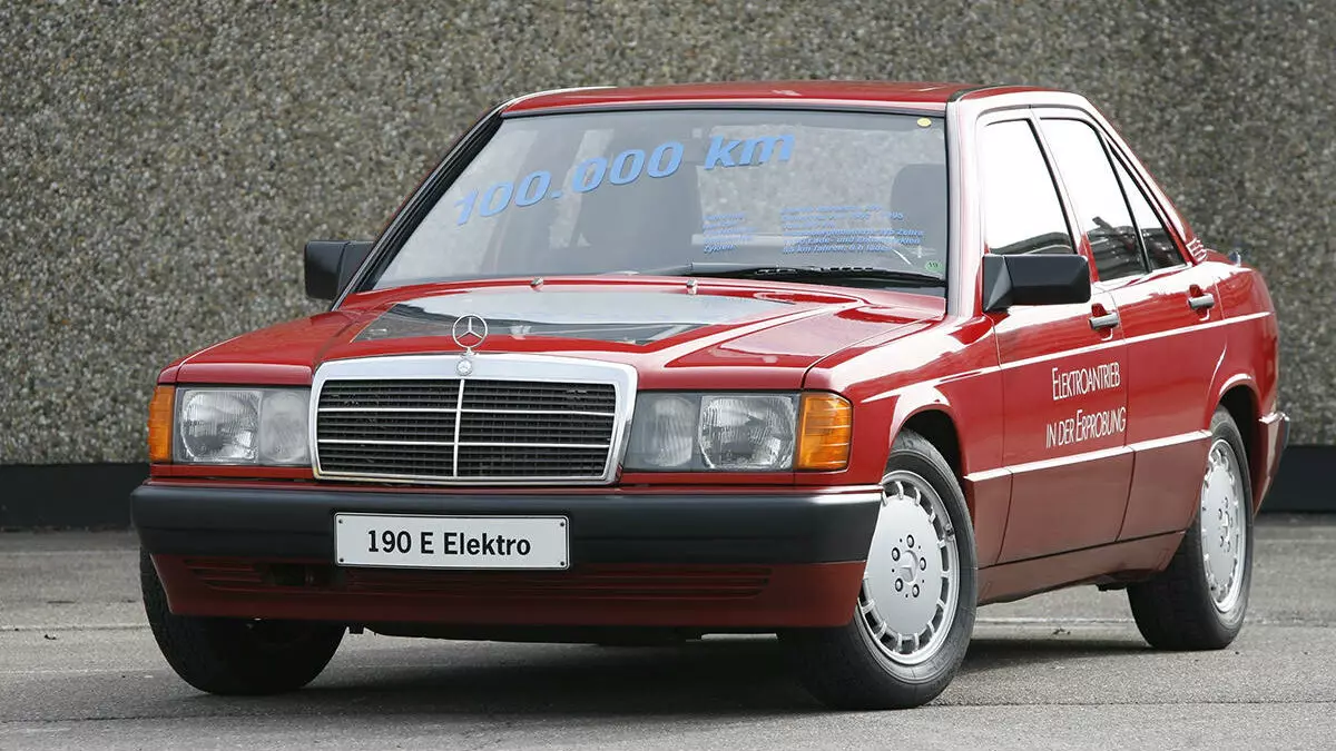 Mercedes 190 W201 ieu, anu disebut Elektro, balik deui ka 1990 sareng muncul salaku proyék dina daérah ékspérimén Mercedes-Benz, dimana éta hoyong nguji kinerja komponén mobil listrik dina kaayaan nyata. Janten, sababaraha prototipe 190 ieu dianggo salaku taksi sareng ngumbara 100.000 kilométer dina sataun.