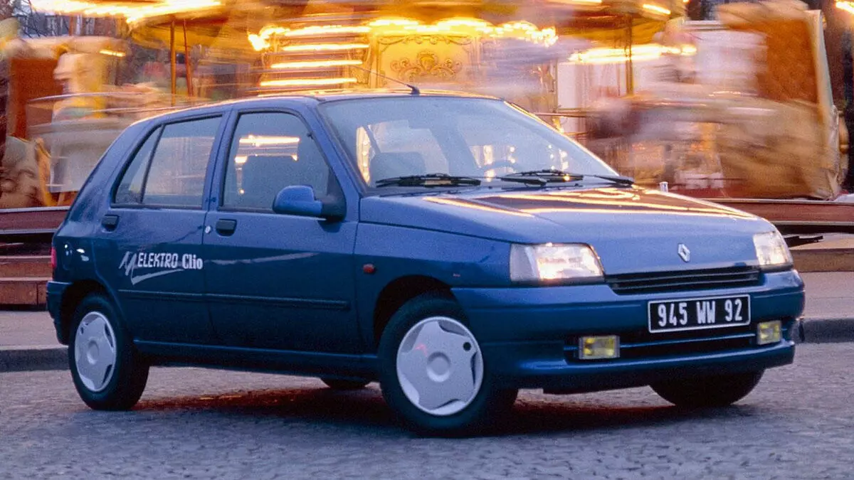 Taun 1995 Renault ngaluncurkeun Clio Electique, pérsi listrik generasi kahiji Renault Clio, dikembangkeun ku gawé bareng Siemens, anu ngagaduhan fitur anu sederhana. Batré nikel cadmium na beuratna 298 kilo sareng ngan ukur tiasa ngarambat antara 70 sareng 90 kilométer per muatan, gumantung kana nyetir. Pikeun sésana, Clio ieu ngahontal speed luhur 95 km / h sarta indit ti 0 ka 50 dina 8,5 detik. Dina total, 253 unit diproduksi sareng dijual dina harga anu sami sareng 23,000 euro (langkung ti dua kali Clio kalayan mesin termal anu sami).