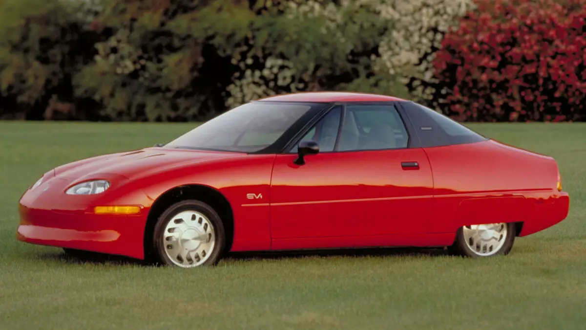 General Motors EV1 dianggap mobil listrik munggaran dina desain modern.