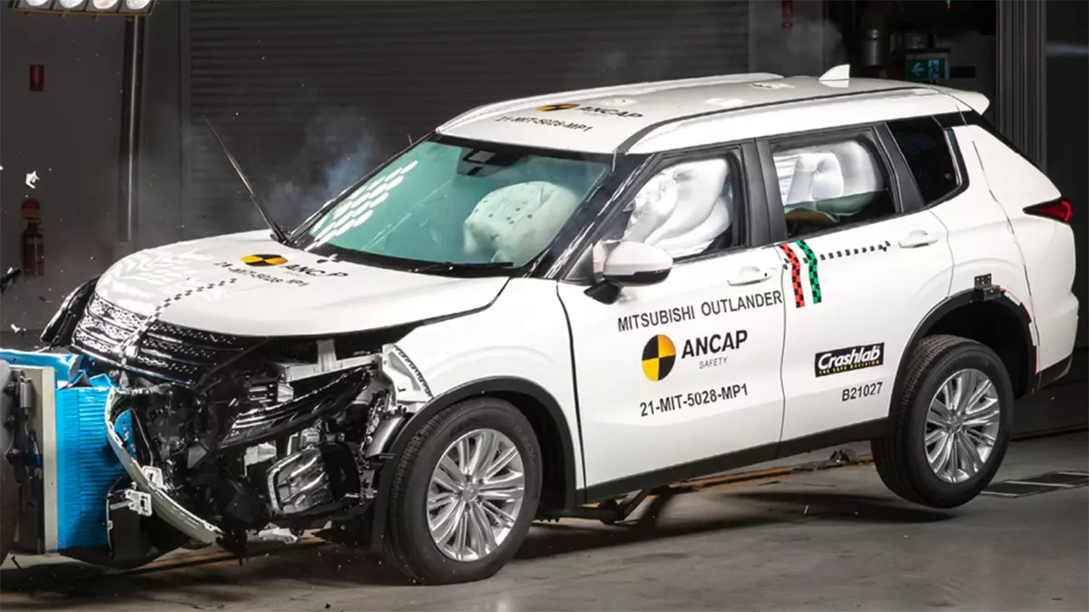 Tès aksidan Mitsubishi Outlander