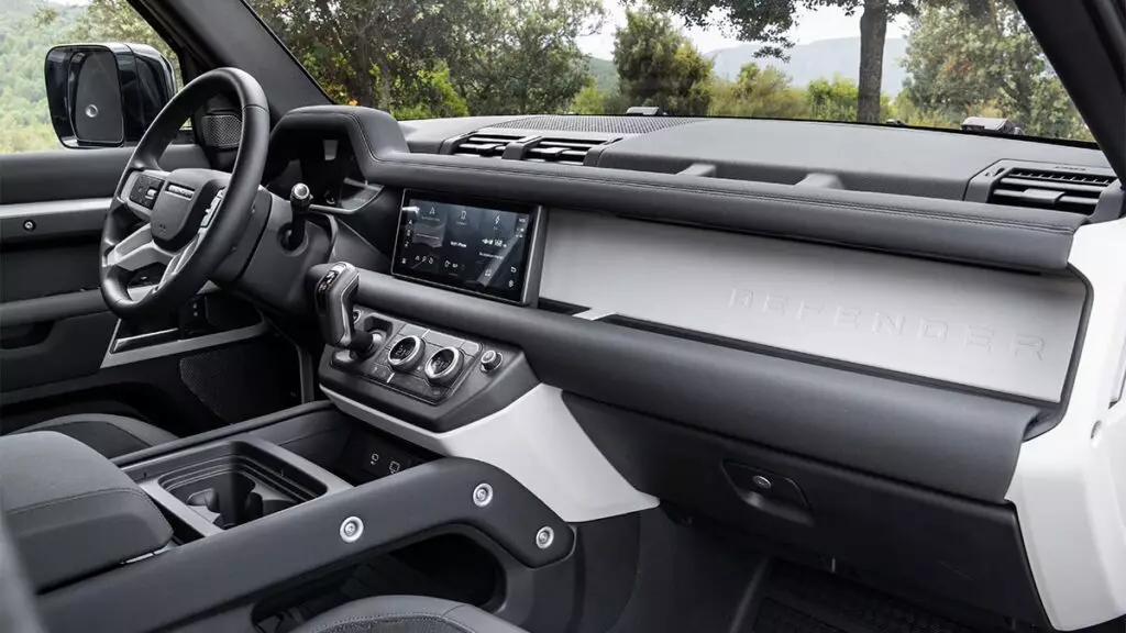 Land Rover Defender P400e PHEV интерьери