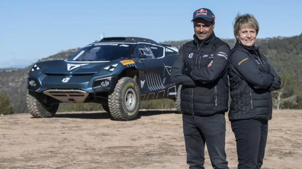 Nasser Al-Attiyah lan Jutta Kleinschmidt, pembalap Abt Cupra