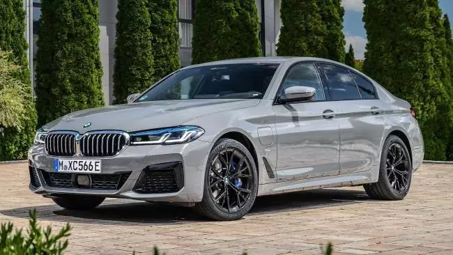 BMW 545e xDrive: oo leh 394 hp, waditaanka taayirrada oo dhan, fur iyo calaamad ZERO