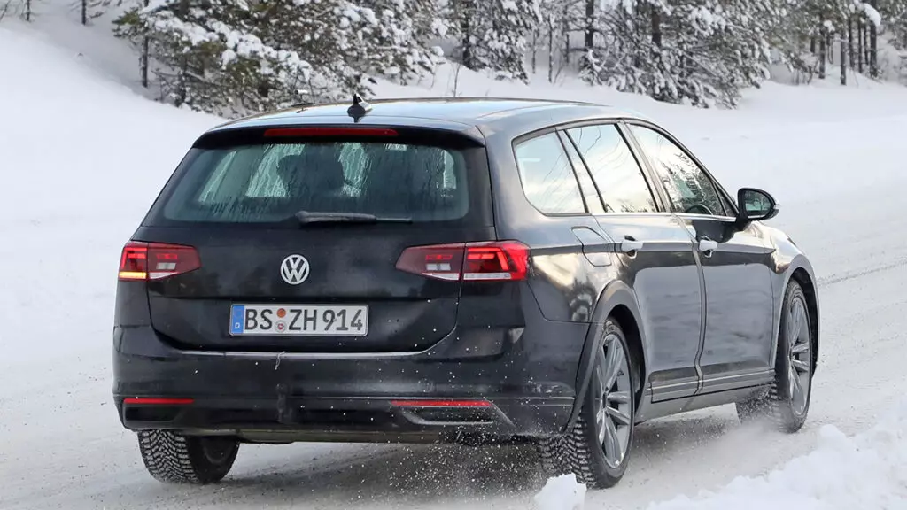 Volkswagen Passat Variant pogled straga