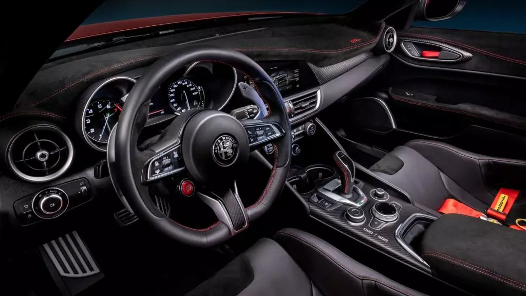 Alfa_Romeo_Giulia_GTA_interior