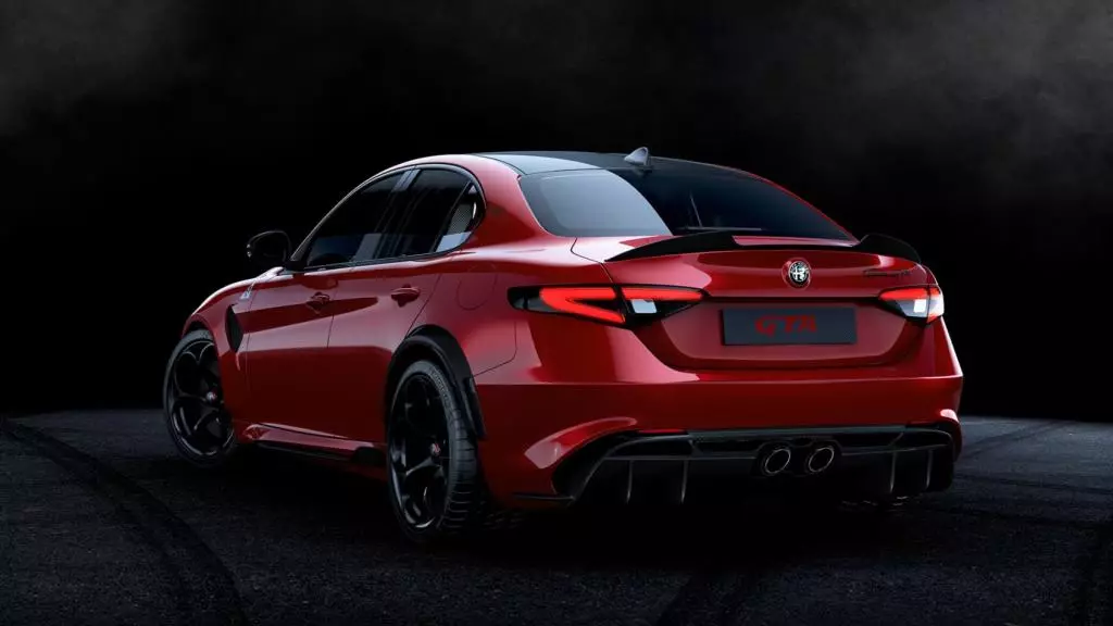 Alfa_Romeo_Giulia_GTA_exterior_rear