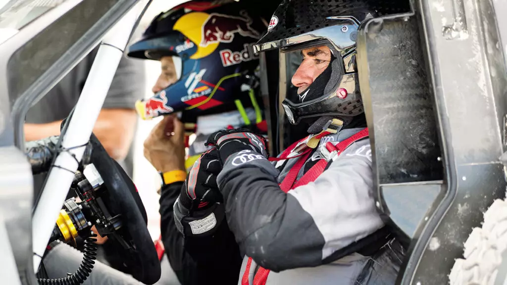 Carlos Sainz සහ Lucas Cruz කාර් එකේ