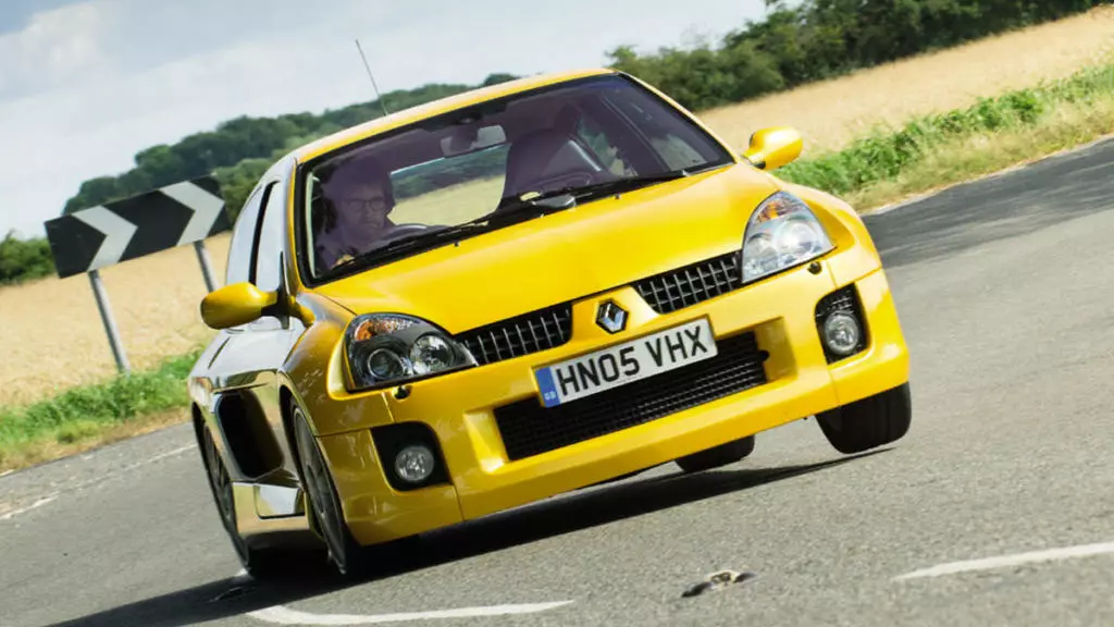 Renault Clio V6 ئەگرى سىزىق