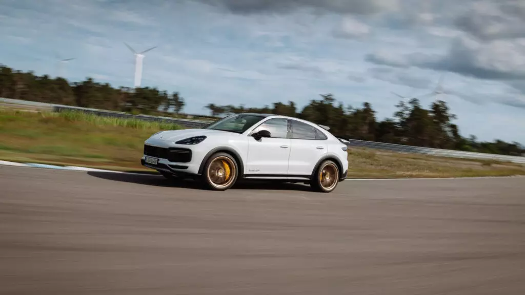 Porsche_Cayenne_Turbo_GT_3