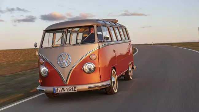 Volkswagen e-Bulli: mae'r T1 eiconig yn cael ei drawsnewid yn fan drydan