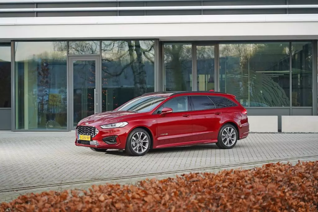 ford mondeo hybrid turier st line 33