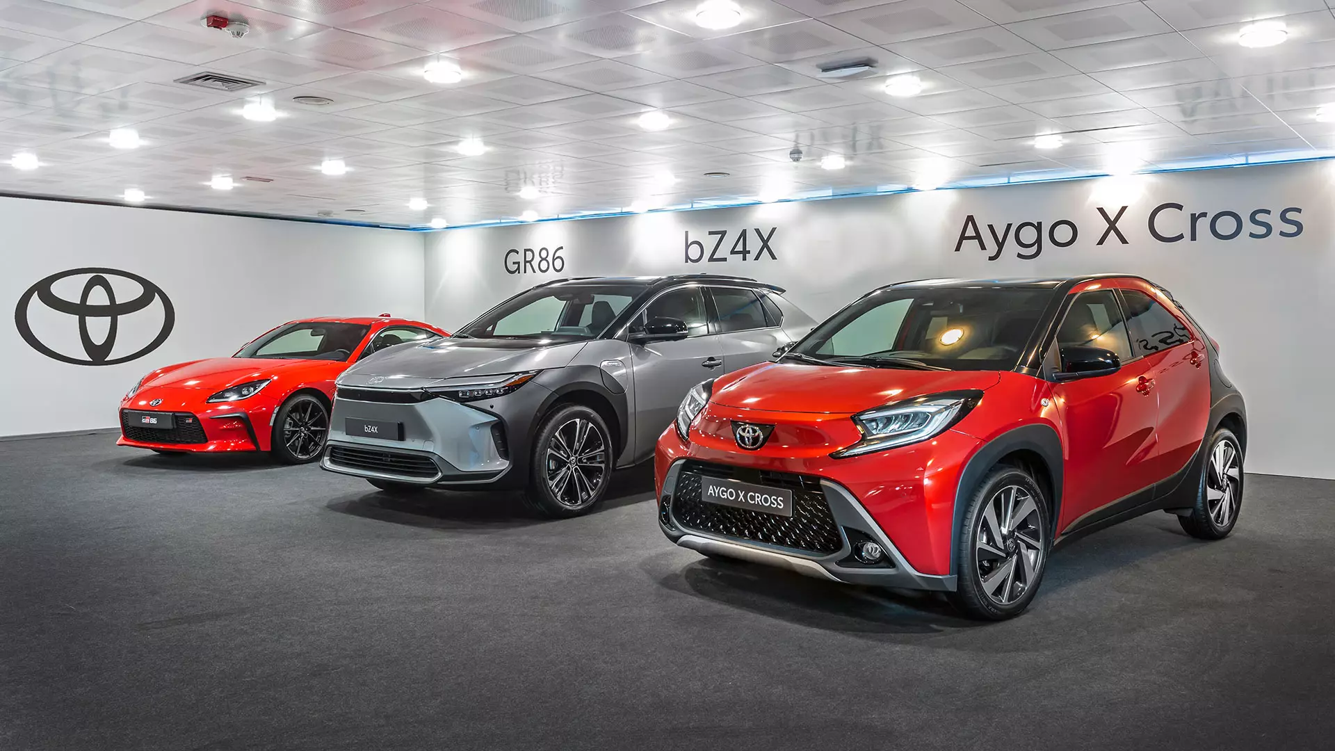 Toyota presenta in Spagna l'Aygo X Cross, bZ4X e GR86