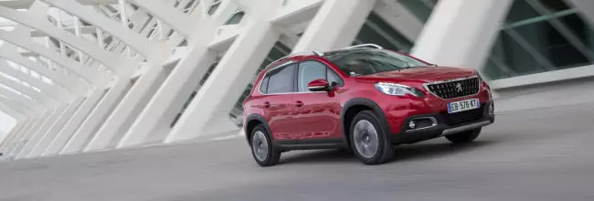 Peugeot 208 اور Peugeot 2008، جس میں Iphone شامل ہے۔