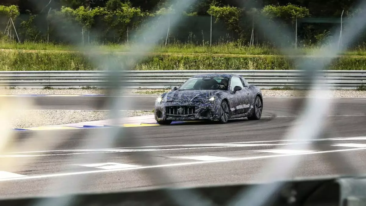 Cov duab neeg soj xyuas ntawm Maserati GranTurismo 2021: goodbye rau combustion versions