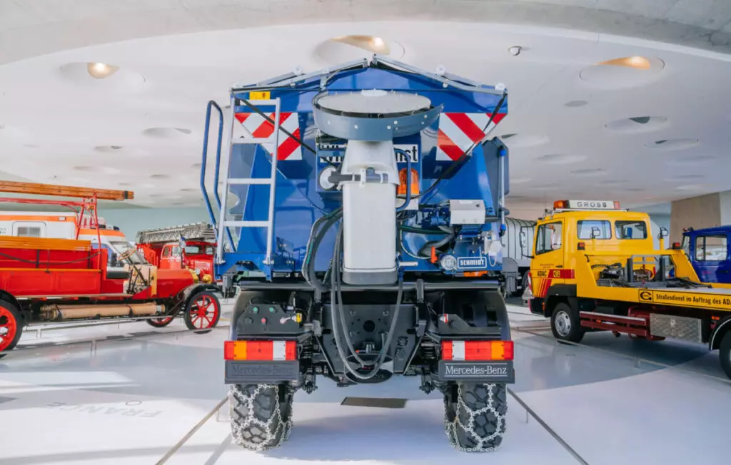 Mercedes-Benz Unimog U 500 พร้อมชุดกันหนาว