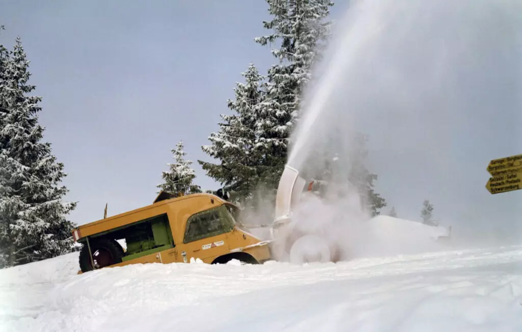 Kış kiti ile Mercedes-Benz Unimog U 500