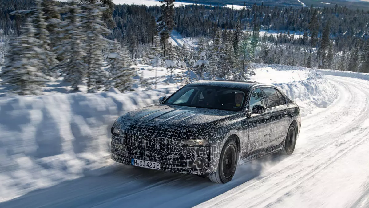 Críochnaíonn BMW i7 nua tástálacha geimhridh i dtuaisceart na Sualainne