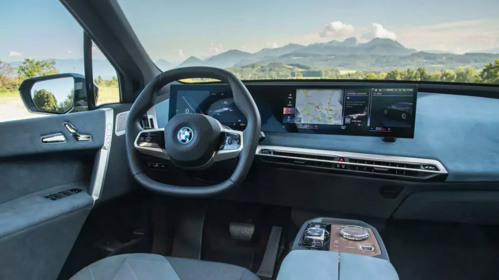 Прыборная панэль BMW iX Loft