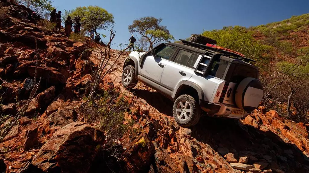 hậu vệ land rover phía sau namibia