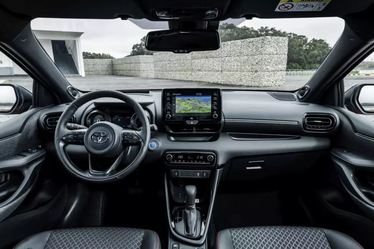 Toyota Yaris hybrid 2020 dashboard