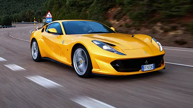 Ferrari 812 super rápido