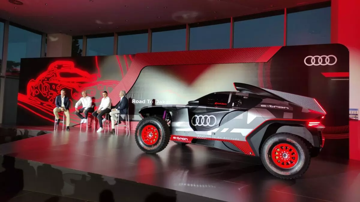 Audi RS Q e-tron, Carlos Sainz kaj Lucas Cruz