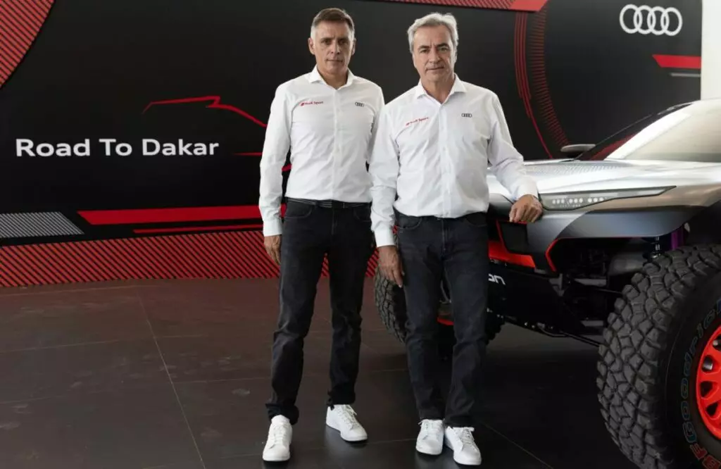 Carlos Sainz kaj Lucas Cruz kun la Audi RS Q e-tron de la Dakaro