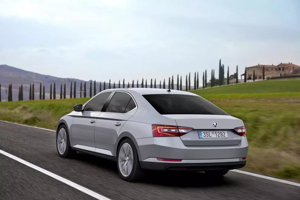 Skoda Superb ، ئارقا