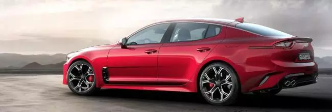 Kia Stinger с BMW, Audi и Mercedes в центре внимания