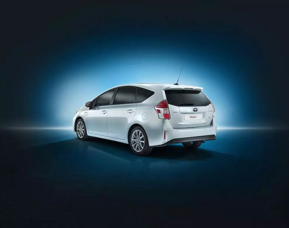 Ang 2015 Toyota Prius + nag-debut sa usa ka bag-ong hitsura sa gawas