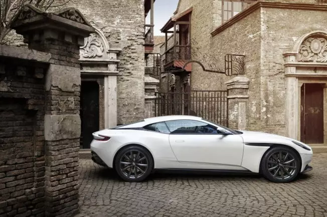 Aston Martin DB11 AMR? පෙරා ඇත!