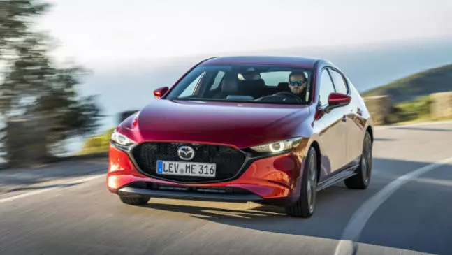 Zithunzi za 2019 Mazda 3 ikugwira ntchito