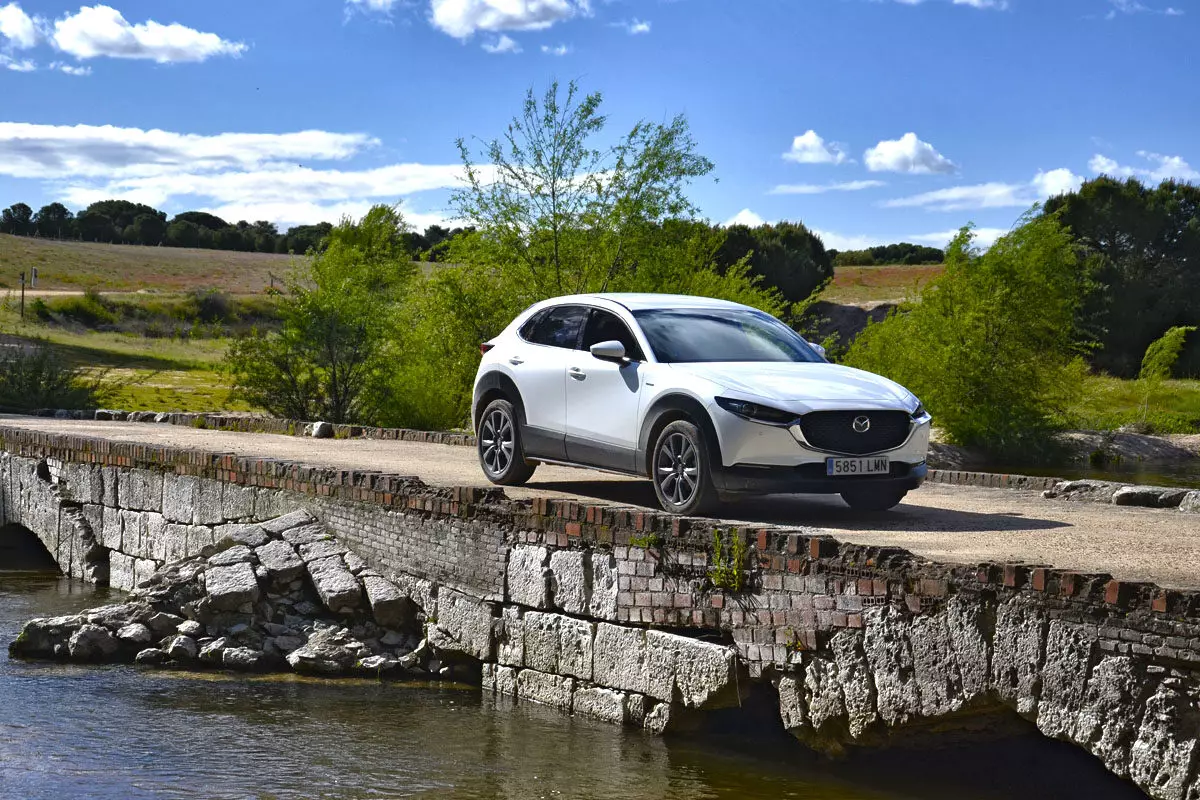 Laluan dalam Mazda CX30 melalui Tierras de Pinares