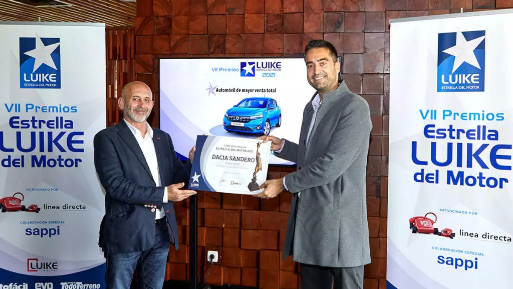 Կառլոս Հենանդեսը Estrella Luike մրցանակը շնորհում է Dacia-ին