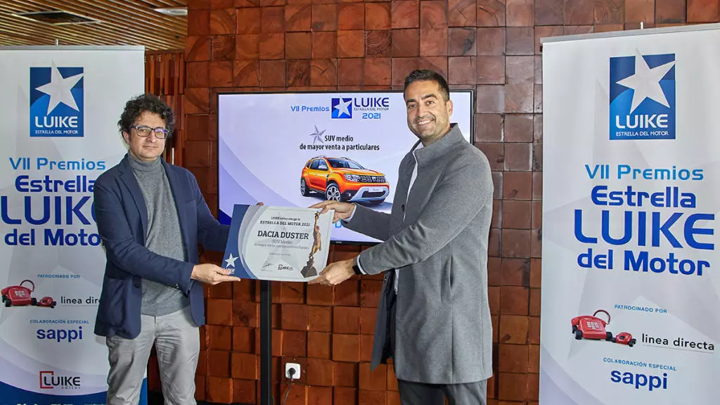 Պաբլո Պոզան մրցանակը հանձնում է Dacia Duster-ին