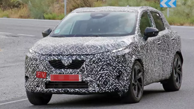 Špionážní fotografie Nissan Qashqai z roku 2021