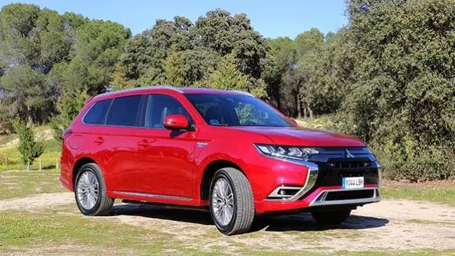 2019 Mitsubishi Outlander PHEV ඡායාරූප පරීක්ෂණය