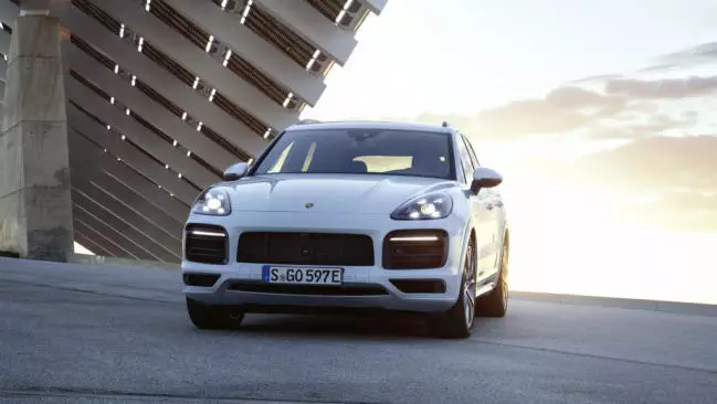 Porsche Cayenne E-Gibrid: plug-in gibrid gelýär